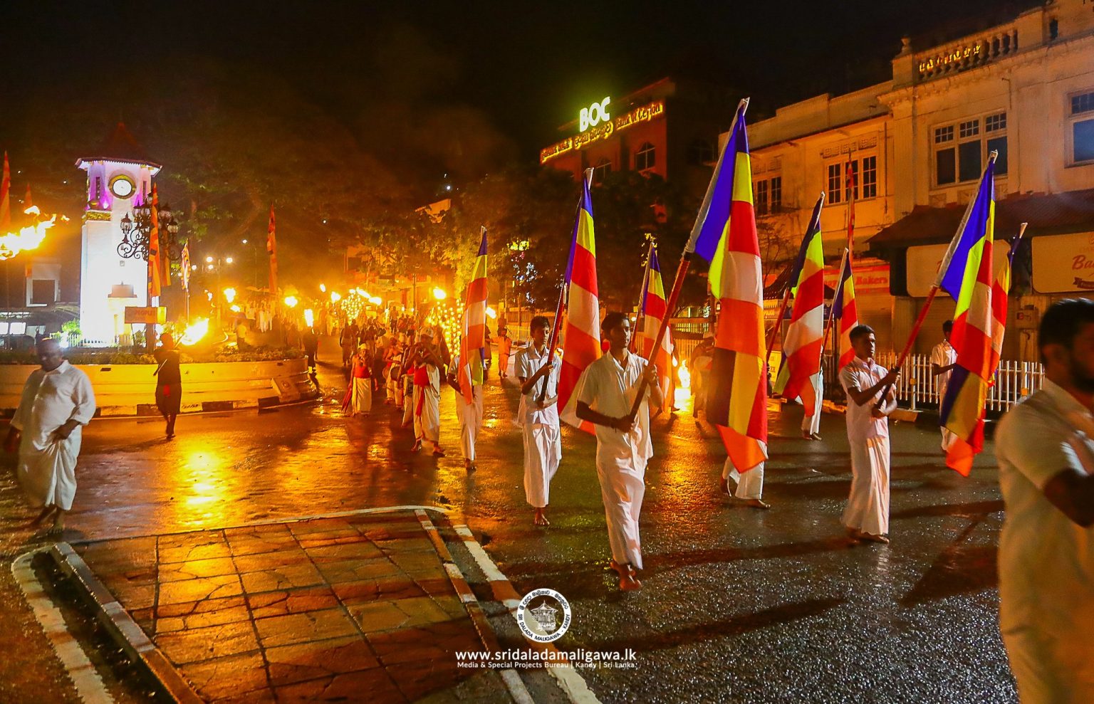 Bringing the Katina Wastra in a colorful Procession - Sri Dalada ...