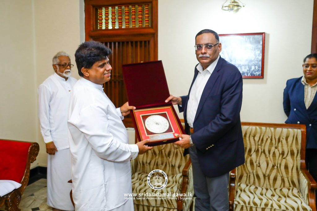 Pakistan Army Commander visited Sri Dalada Maligawa